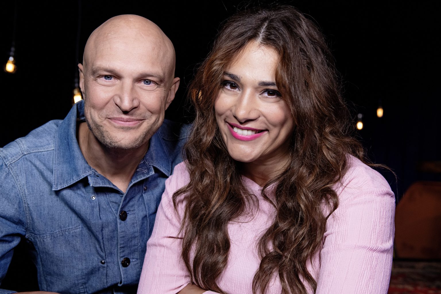 Världens Barn: Fredrik och Farah tar täten när hela landet kraftsamlar ...